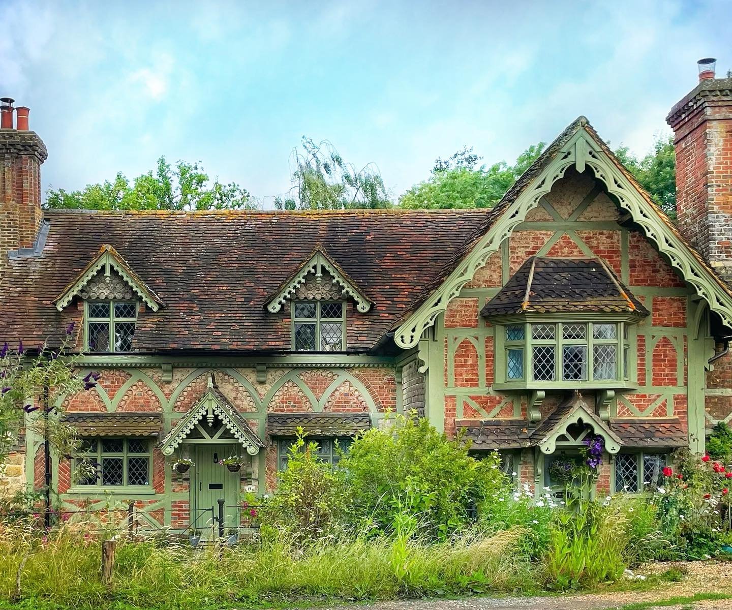 Solve country inn uk (resize 9 to 528) jigsaw puzzle online with 56 pieces