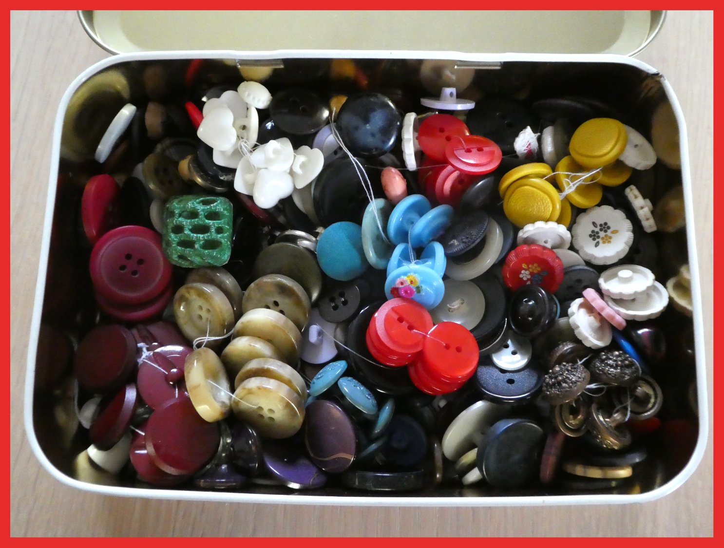 Solve Button box. Knopen doos. jigsaw puzzle online with 12 pieces