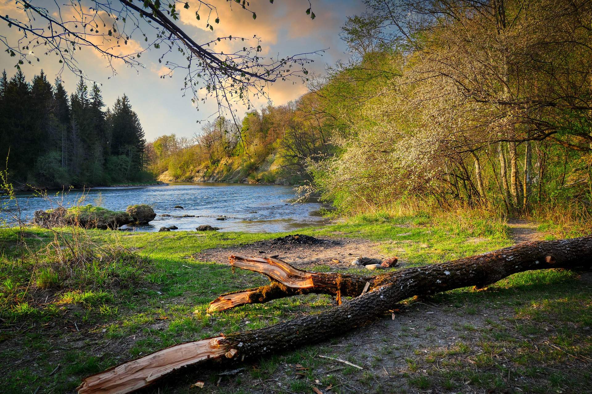 Solve Lech River jigsaw puzzle online with 352 pieces