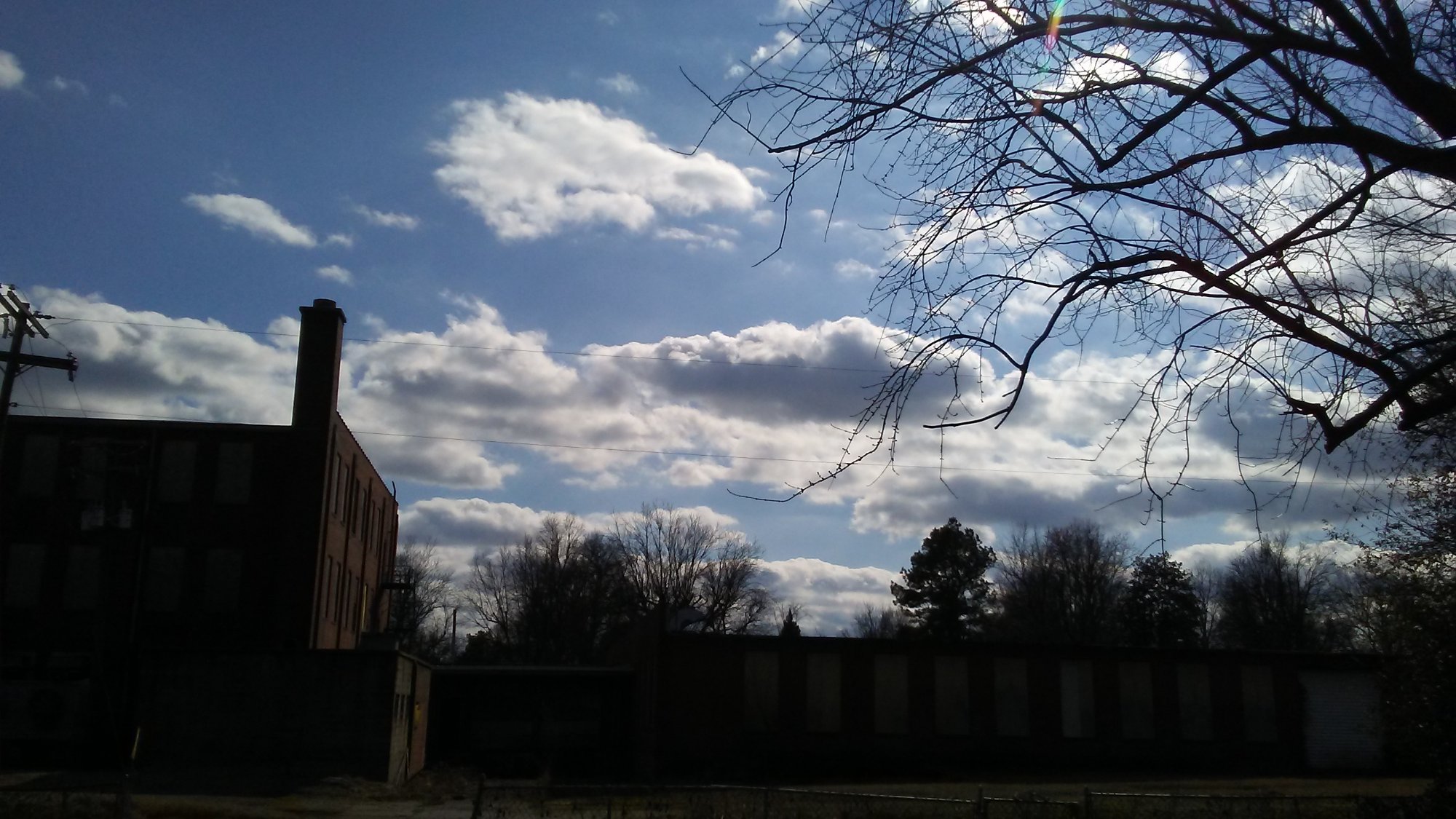 Solve Blue sky with clouds jigsaw puzzle online with 198 pieces