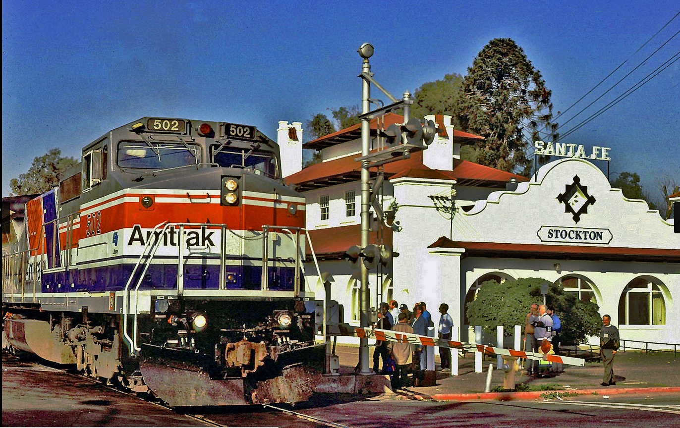 Solve Amtrak #502 at Stockton Az. jigsaw puzzle online with 135 pieces
