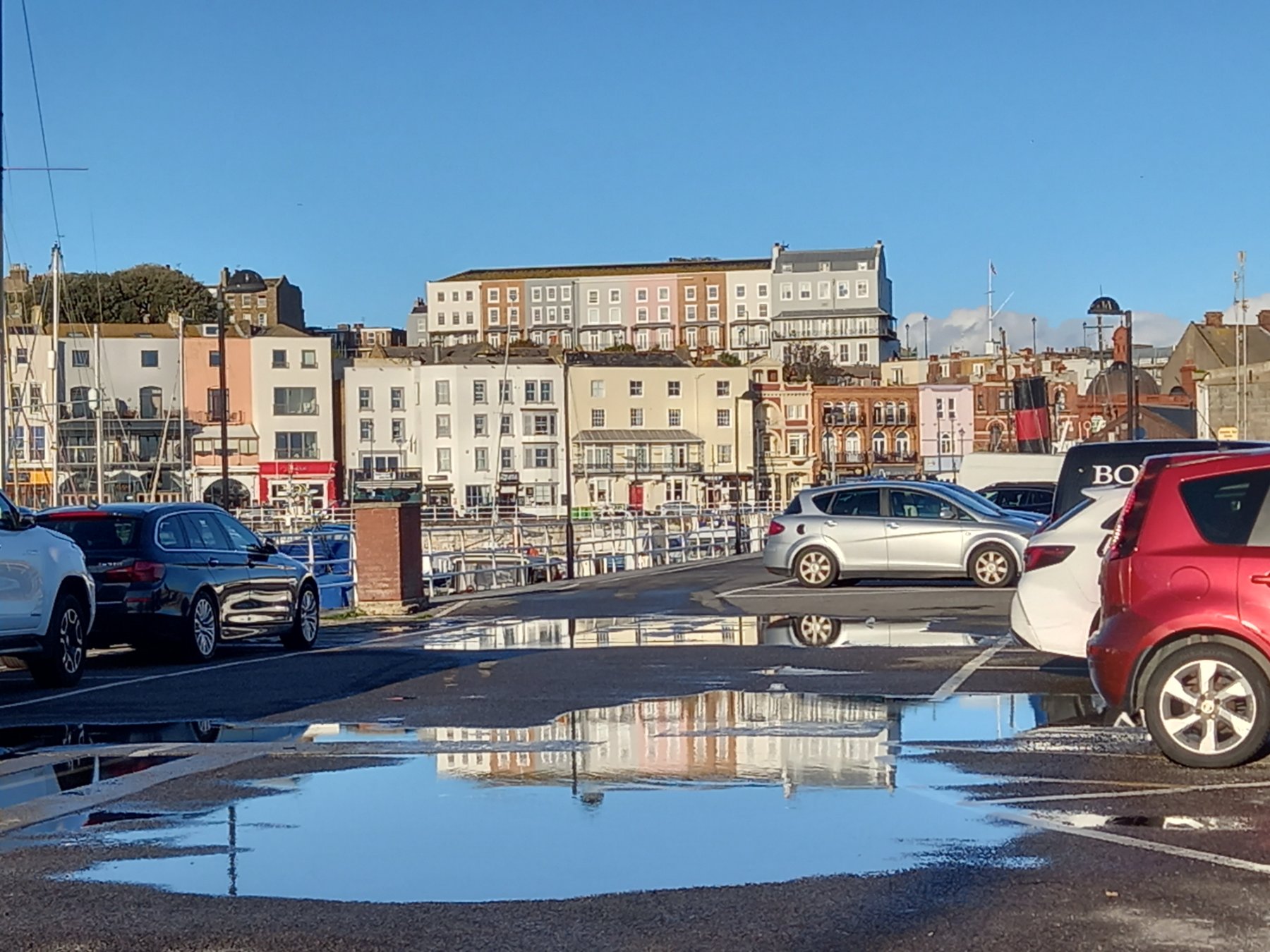 Solve Reflections in the puddle jigsaw puzzle online with 63 pieces