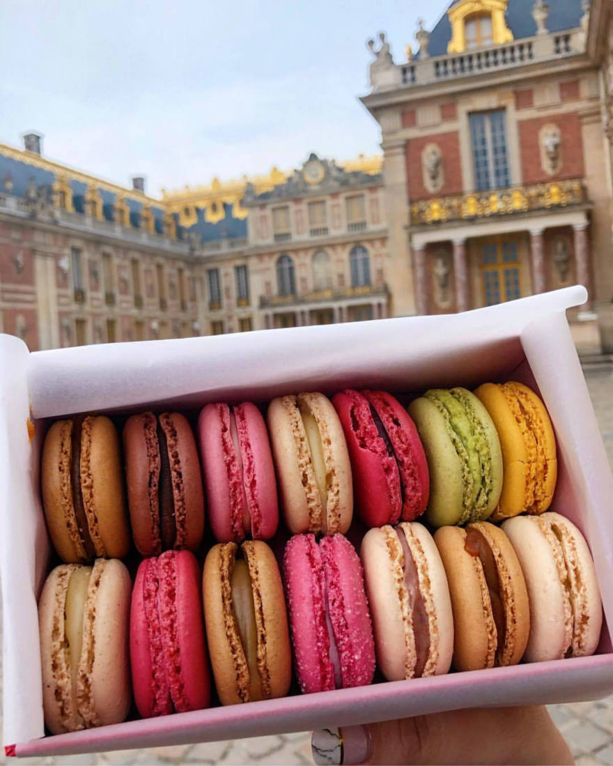 Solve Macarons at Versailles jigsaw puzzle online with 99 pieces