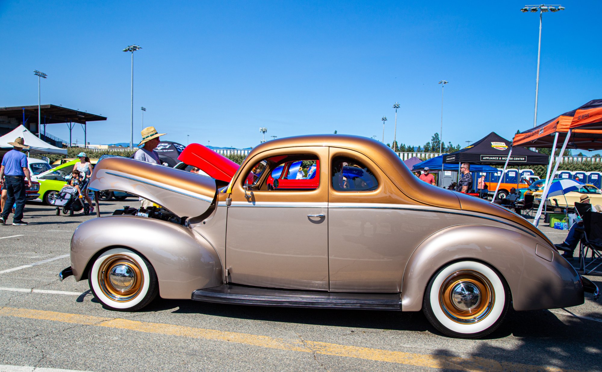 Solve CAR SHOW jigsaw puzzle online with 84 pieces