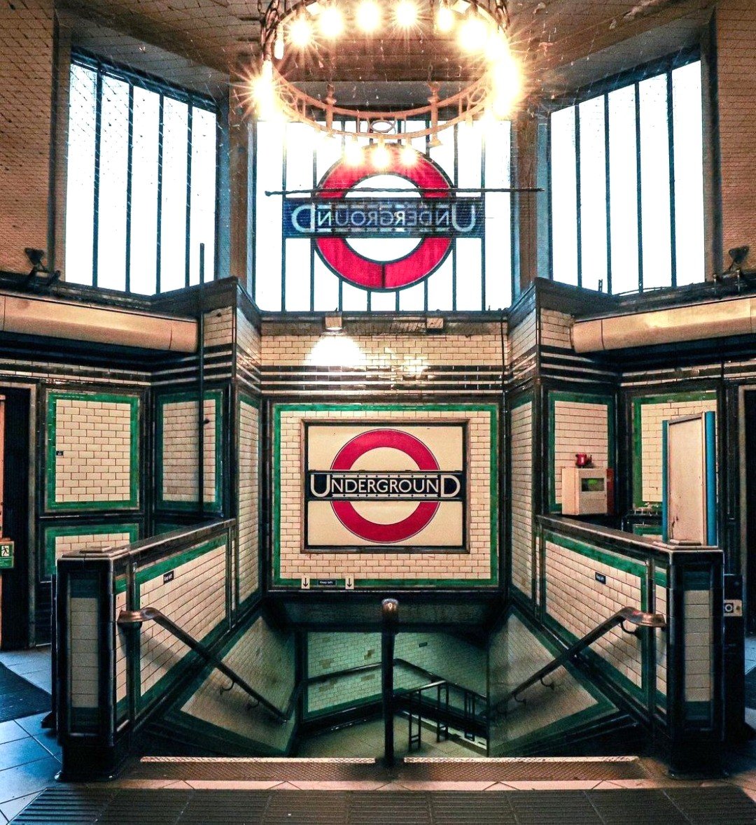 Solve The London Underground jigsaw puzzle online with 121 pieces