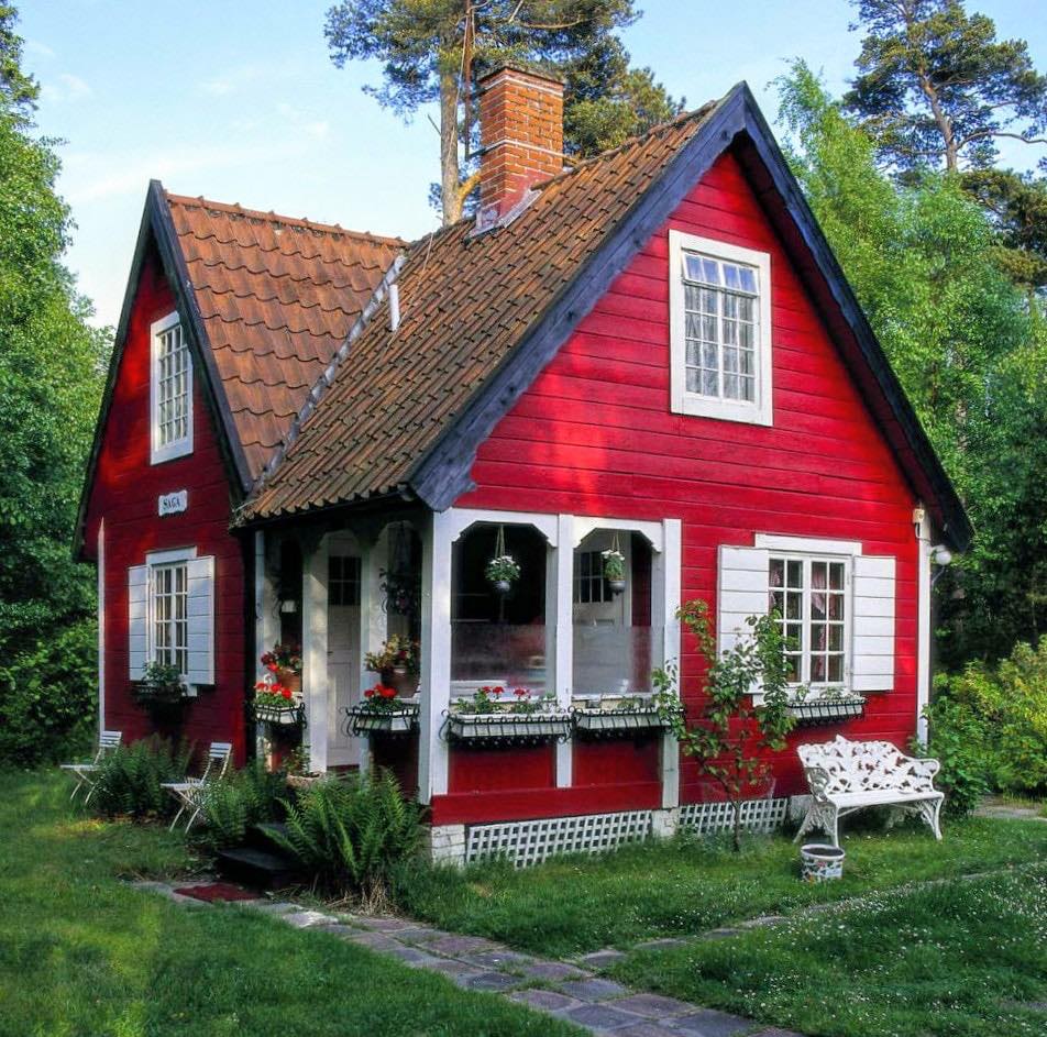 Solve red cottage jigsaw puzzle online with 144 pieces