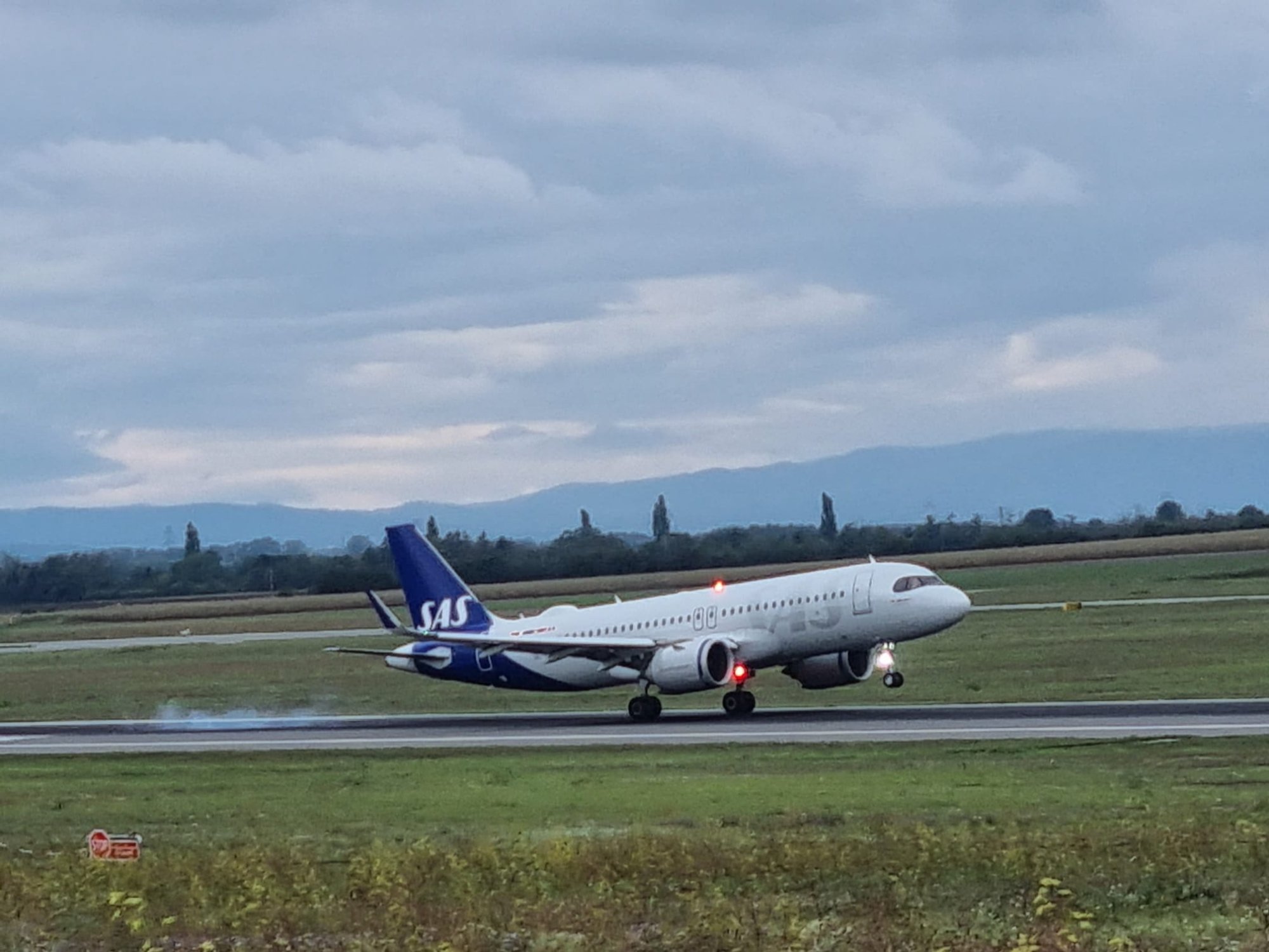 Solve Airbus A320 neo SAS jigsaw puzzle online with 154 pieces