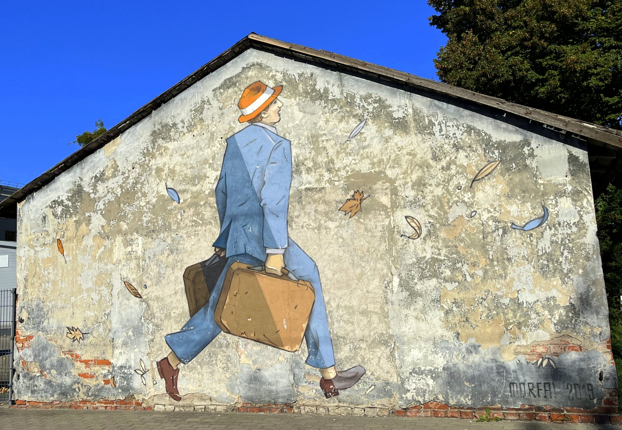 Solve Traveller (Kaunas, Lithuania) jigsaw puzzle online with 96 pieces