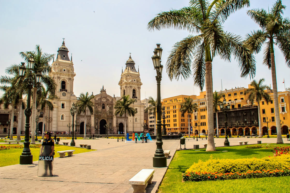 Solve Plaza Mayor, Lima, Peru jigsaw puzzle online with 77 pieces