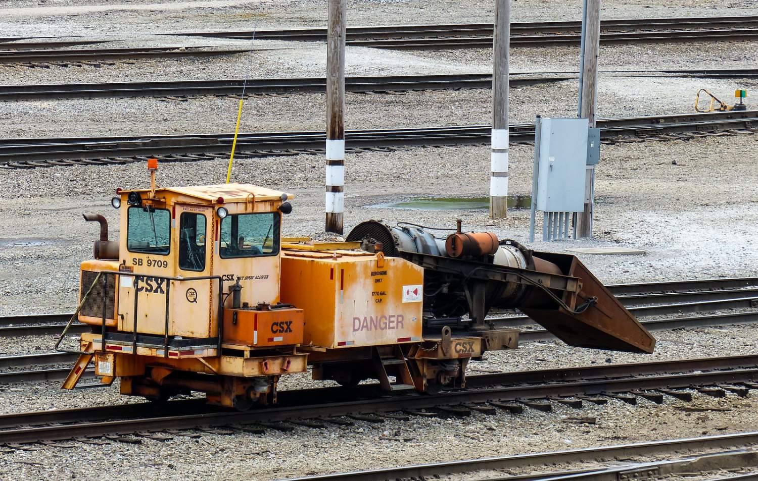 Solve csx sb#9709 jet snow plow jigsaw puzzle online with 77 pieces