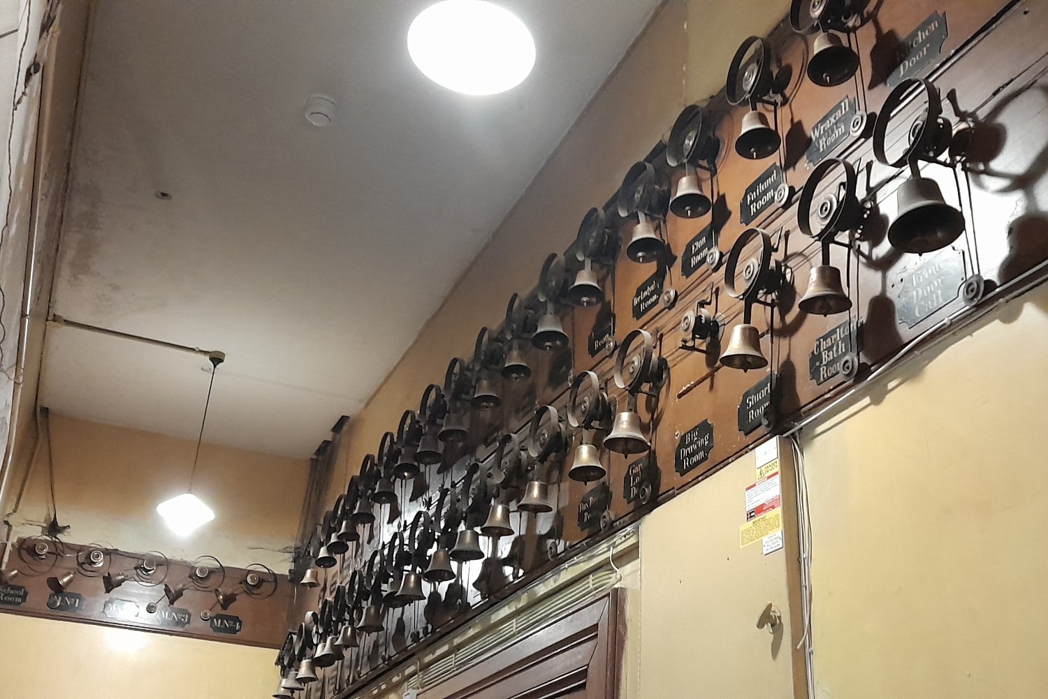 Solve You rang Milady? jigsaw puzzle online with 12 pieces