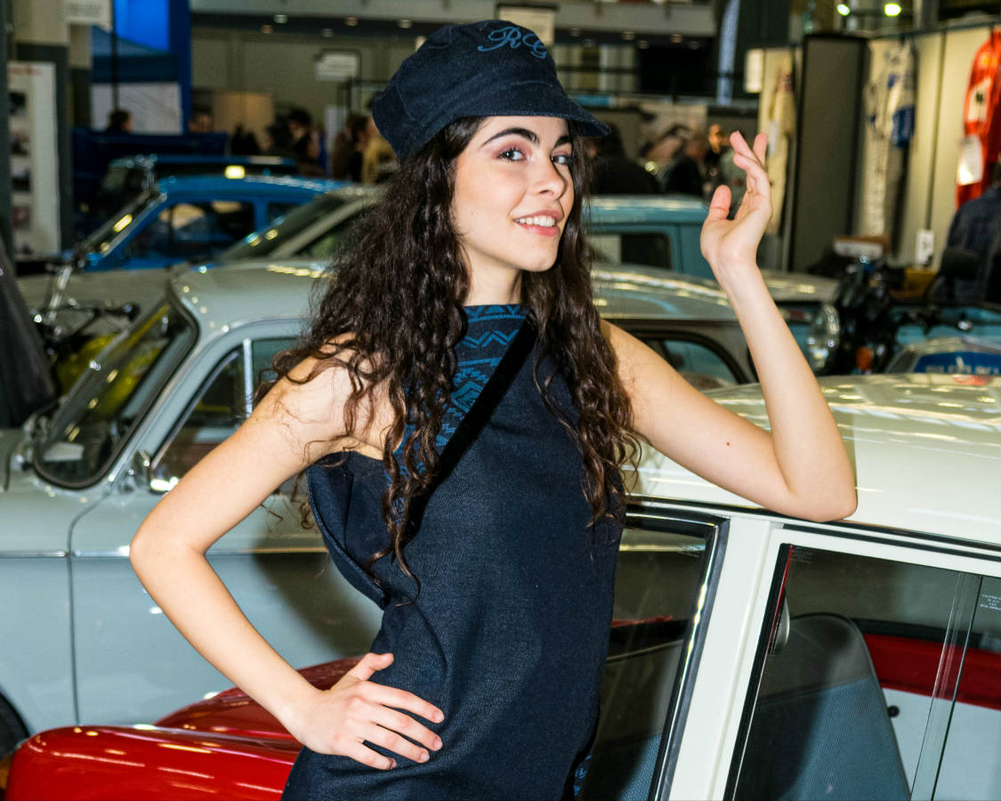 Solve Zee Model jigsaw puzzle online with 63 pieces