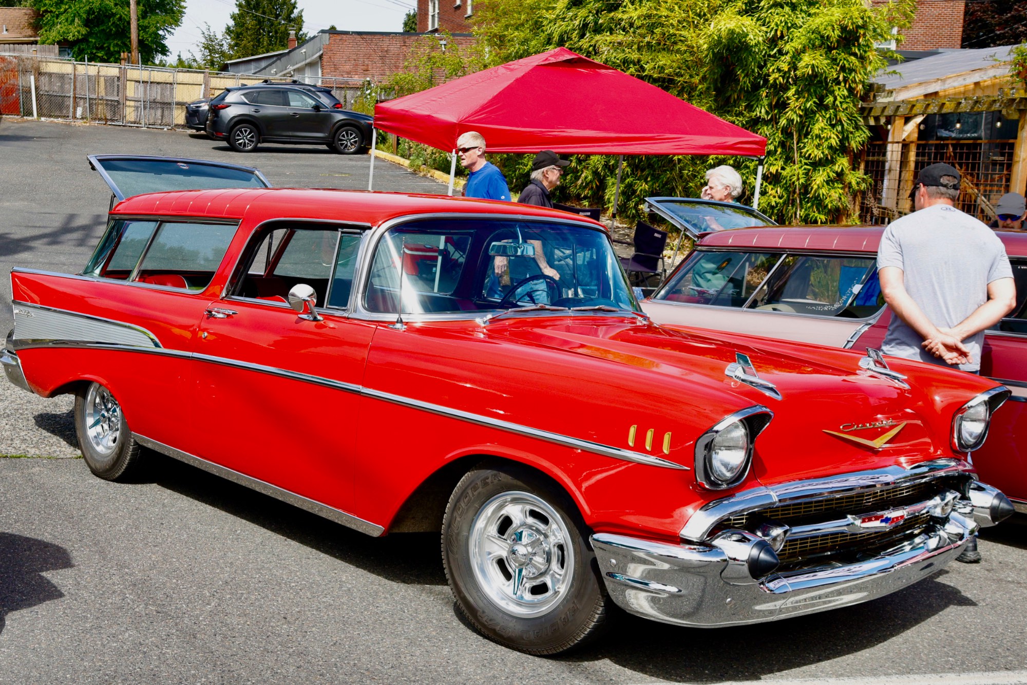 Solve 1957 Chevy Wagon jigsaw puzzle online with 77 pieces