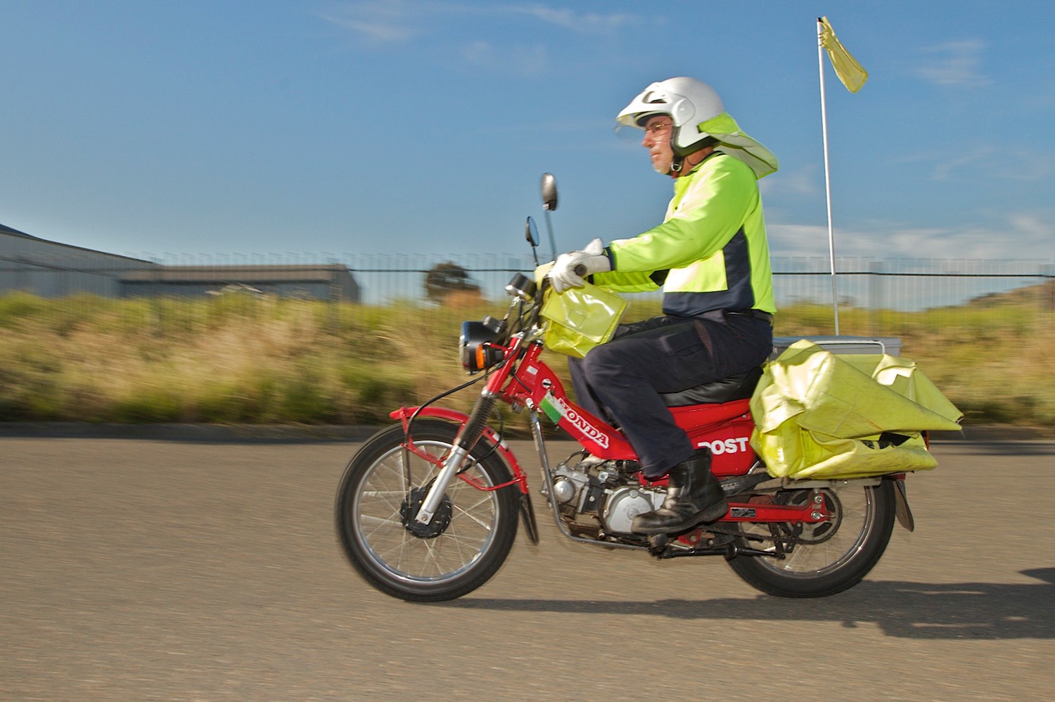 Solve Postman Pete jigsaw puzzle online with 77 pieces