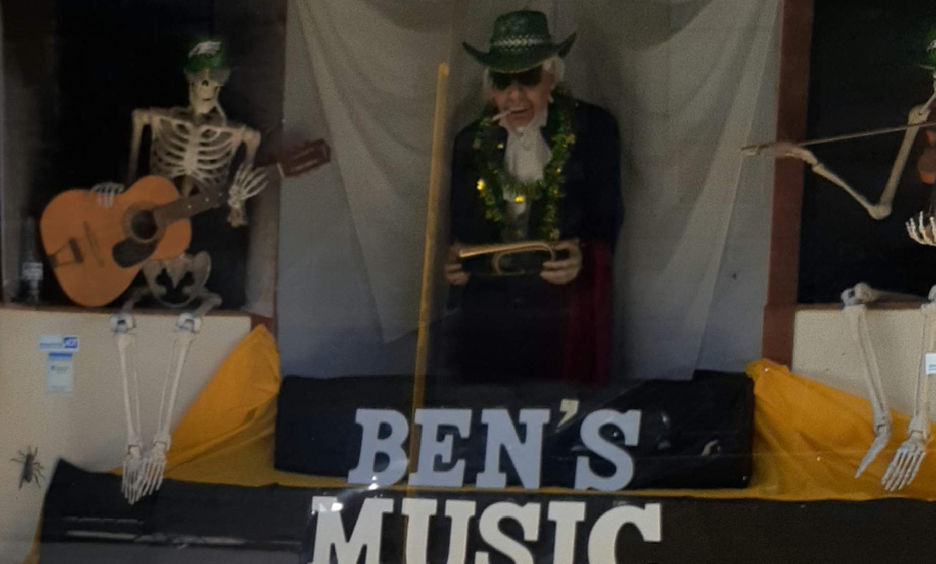 Solve bens bones jigsaw puzzle online with 144 pieces