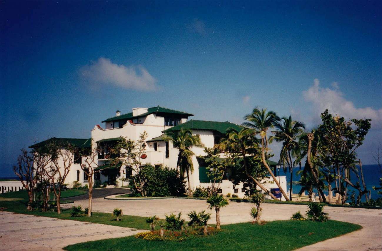 Solve the Dupont's mansion in Cuba jigsaw puzzle online with 117 pieces