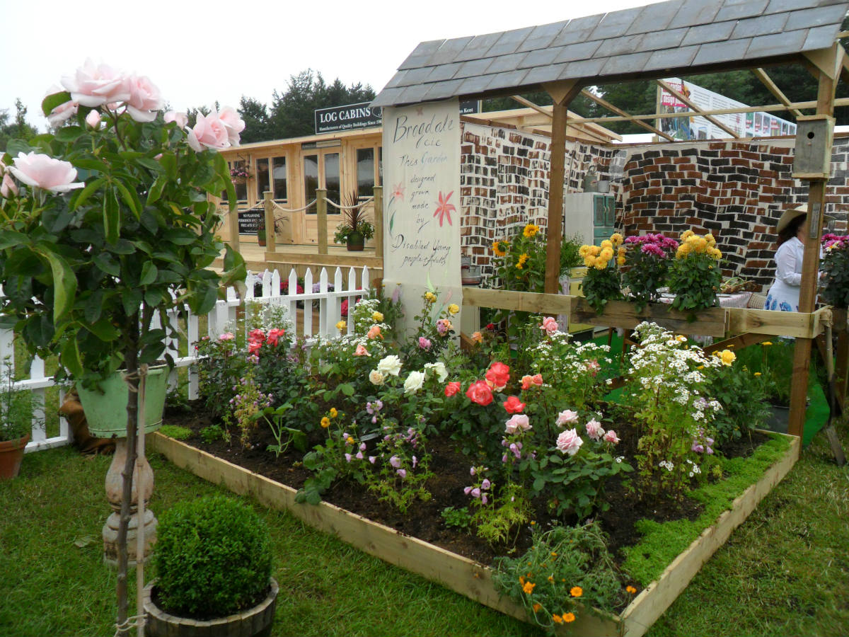 Solve Exhibitor Garden, Kent Show jigsaw puzzle online with 108 pieces