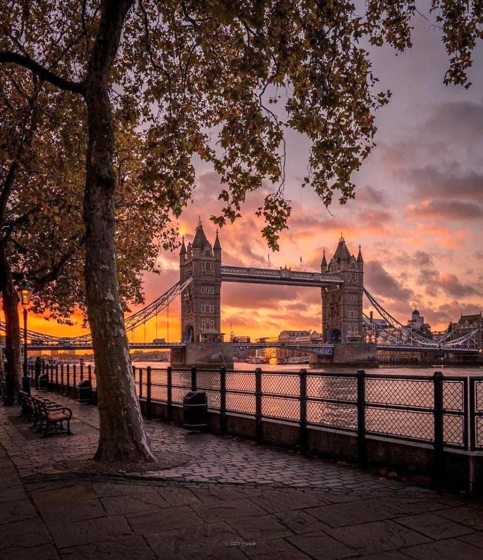 Solve Tower Bridge jigsaw puzzle online with 90 pieces