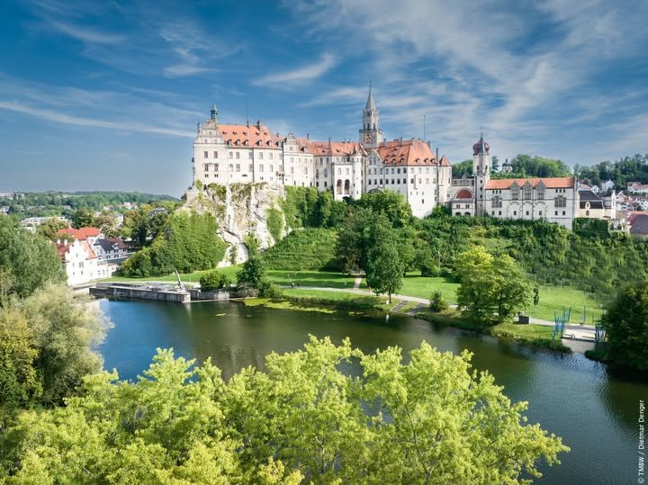 Solve Slot Sigmaringen-Duitsland jigsaw puzzle online with 108 pieces