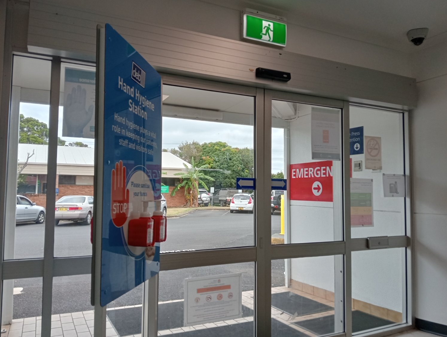 Solve Ballina Hospital jigsaw puzzle online with 12 pieces