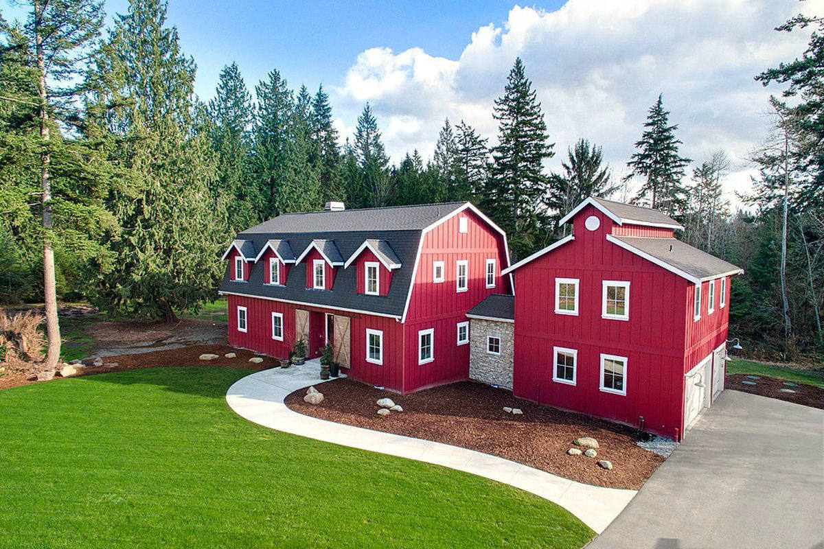 Solve Red House-Barn jigsaw puzzle online with 77 pieces