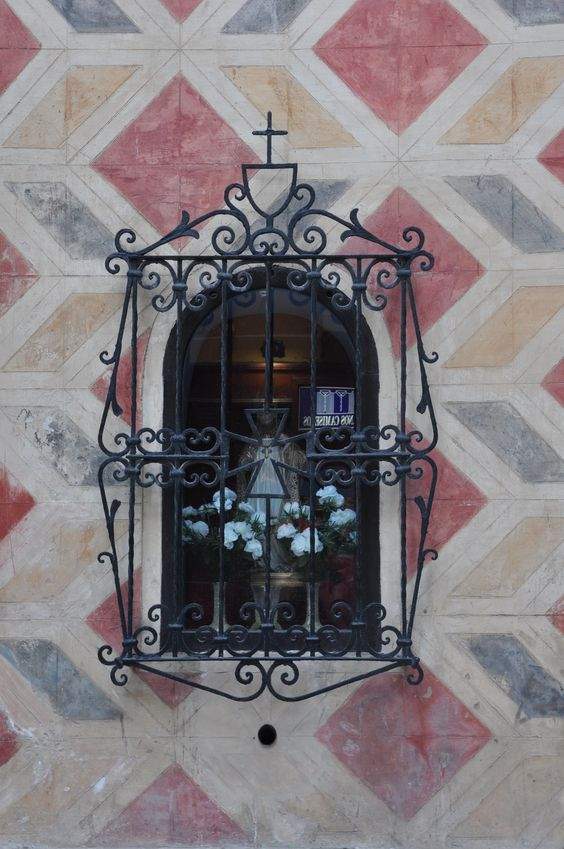 Solve BEAUTIFUL WINDOW jigsaw puzzle online with 70 pieces