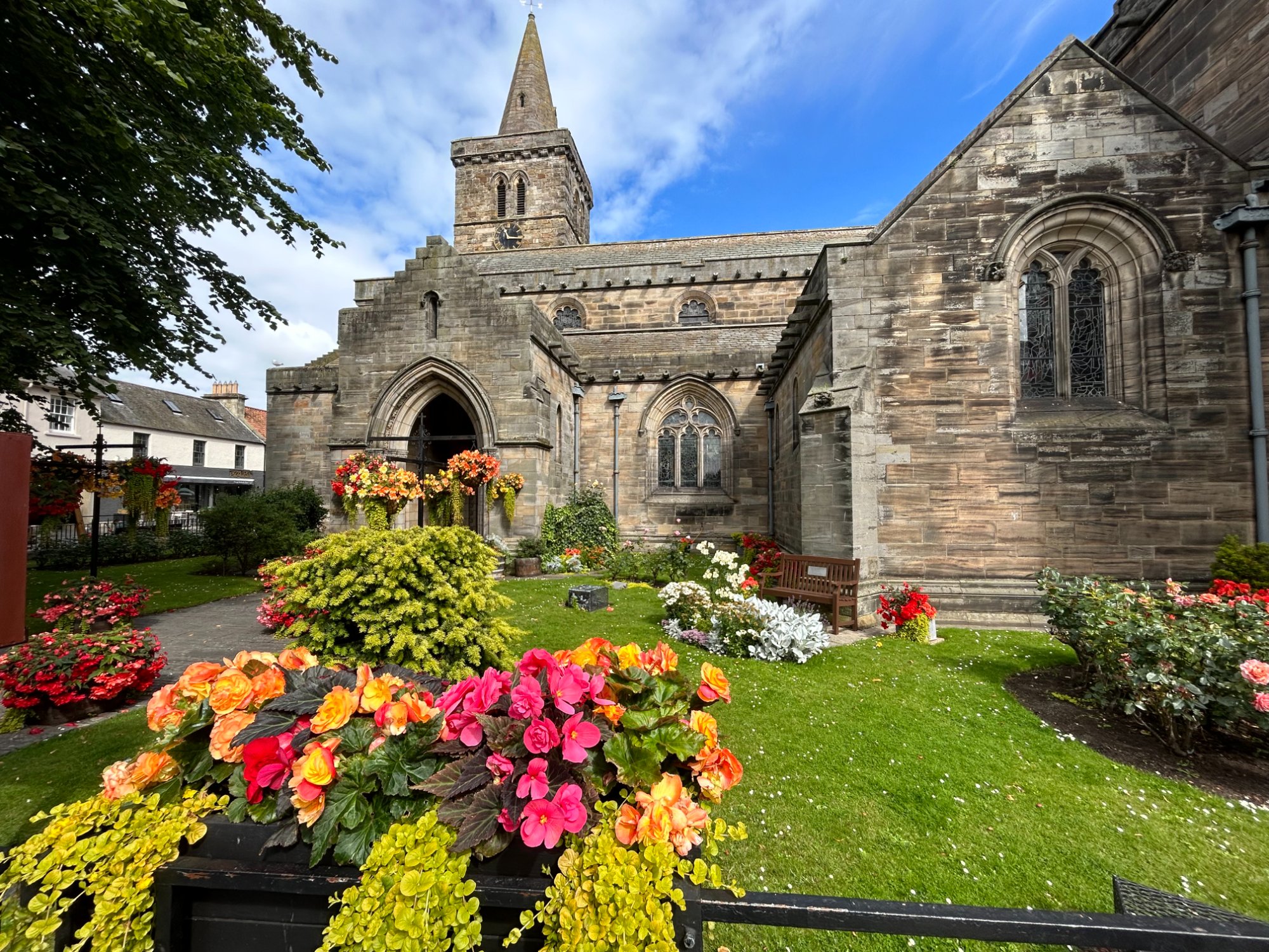 Solve Holy Trinity Church, St. Andrews Scottland jigsaw puzzle online ...