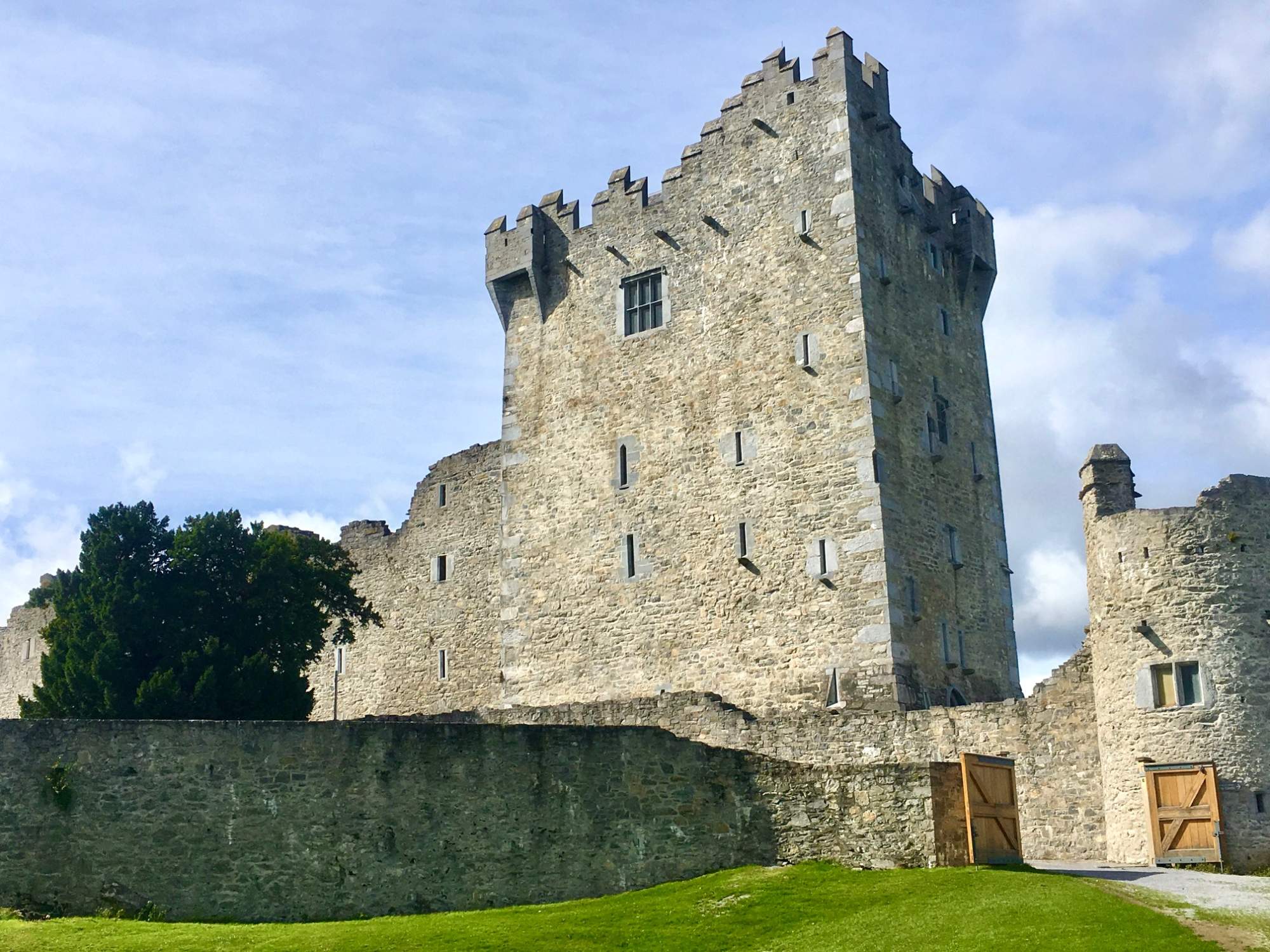Solve Ross Castle jigsaw puzzle online with 192 pieces