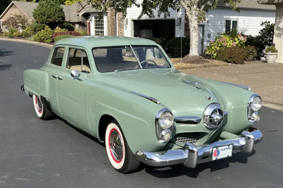 Solve 1950_studebaker_commander jigsaw puzzle online with 70 pieces