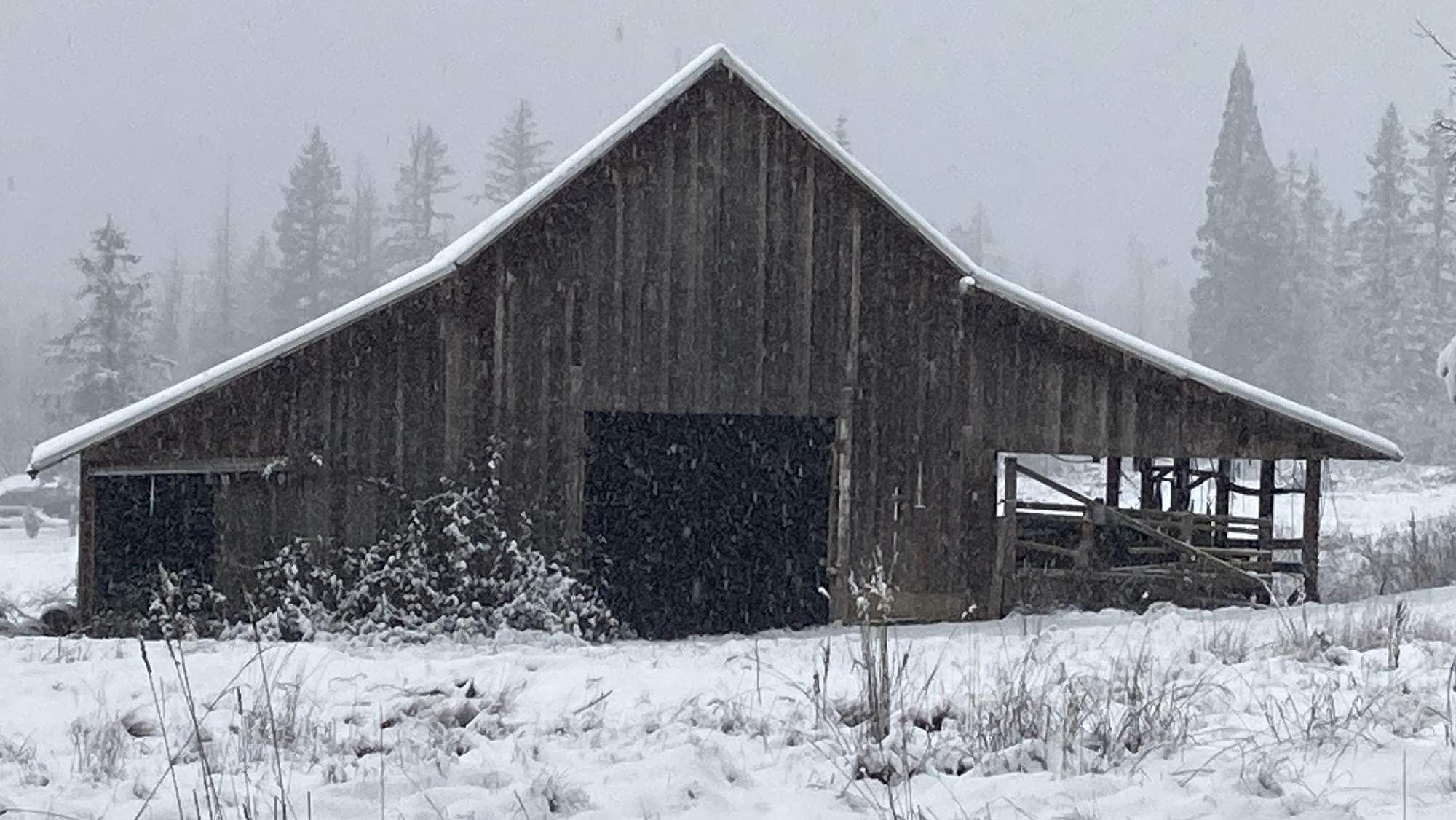 Solve snowy barn jigsaw puzzle online with 390 pieces