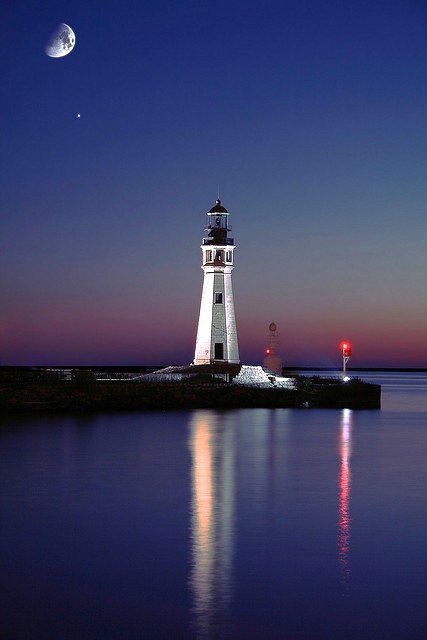 Solve The Erie Land Lighthouse jigsaw puzzle online with 70 pieces
