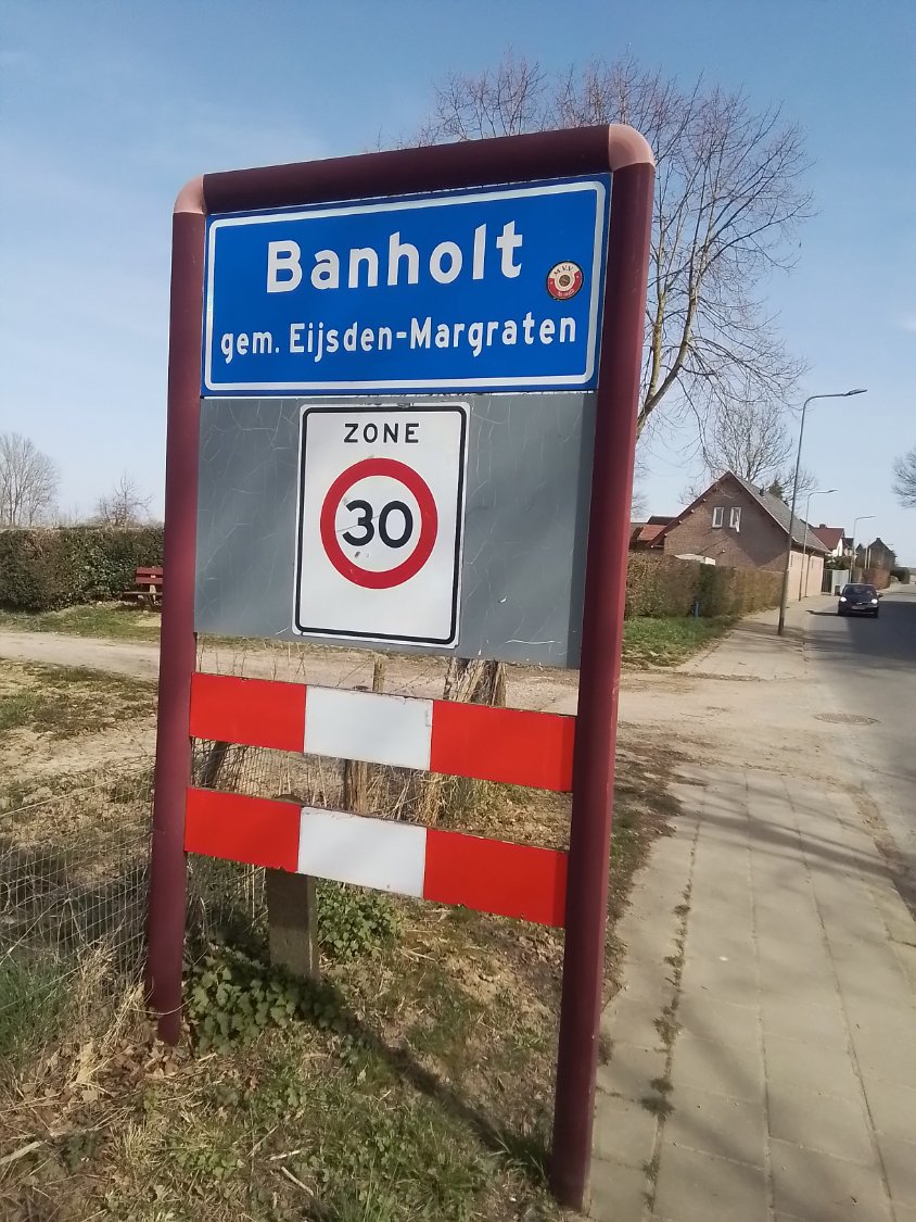 Solve Banholt Limburg Netherlands jigsaw puzzle online with 12 pieces