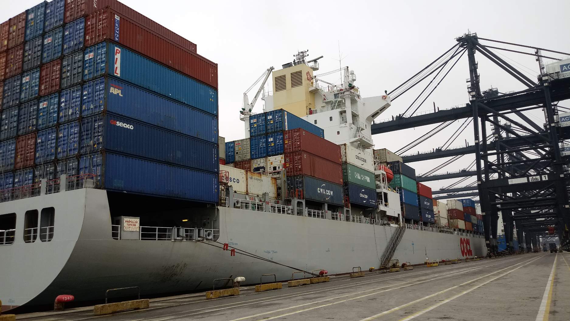 Solve container ship jigsaw puzzle online with 120 pieces