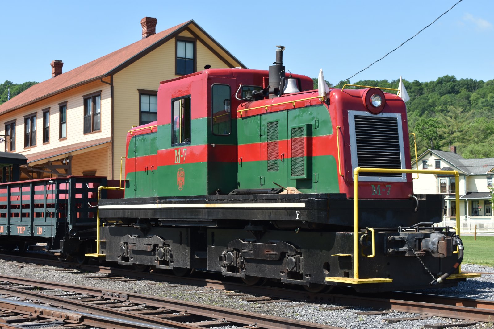 Solve Narrow Gauge Diesel jigsaw puzzle online with 40 pieces