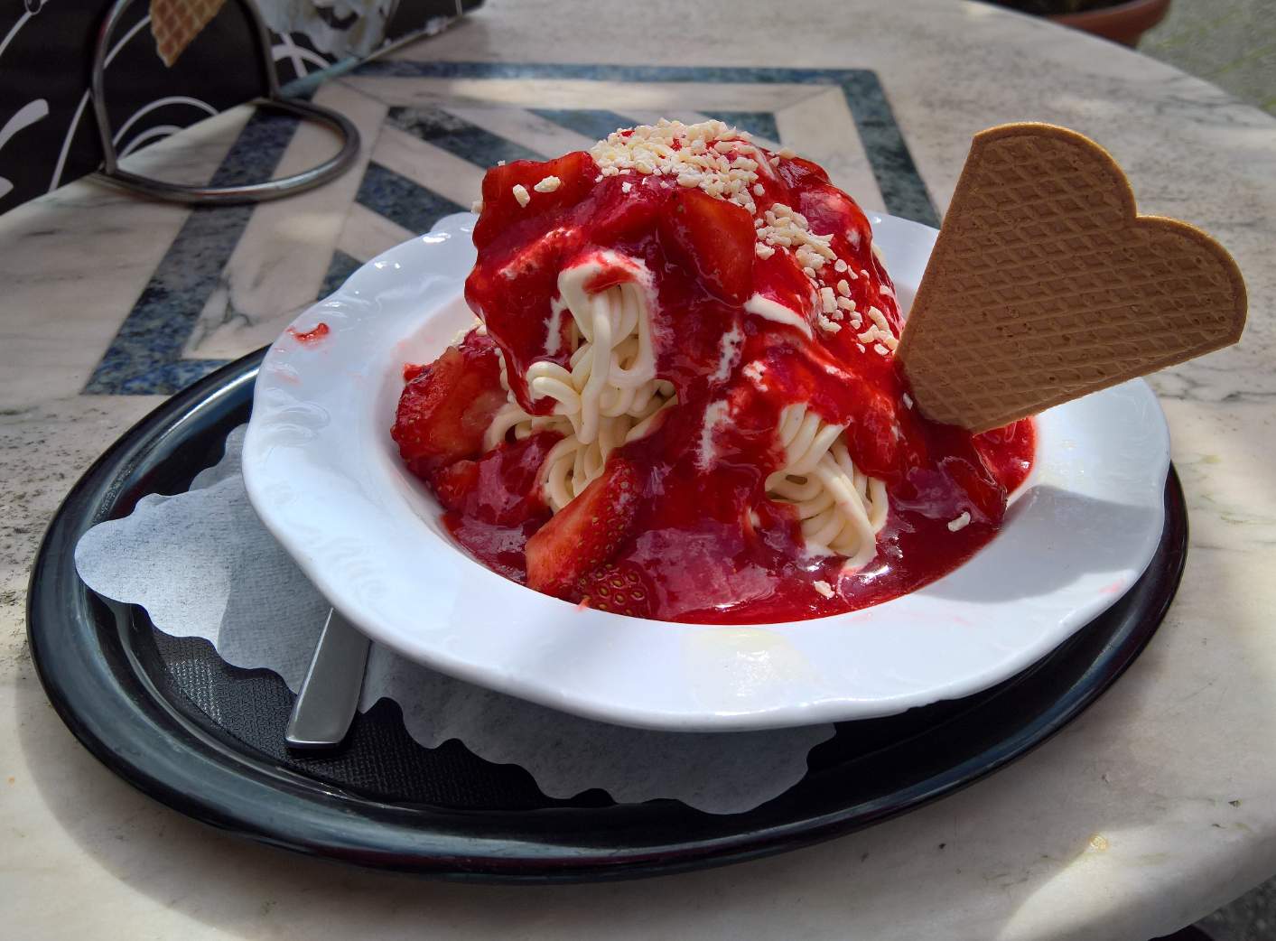 Solve Spaghetti-Eis jigsaw puzzle online with 35 pieces