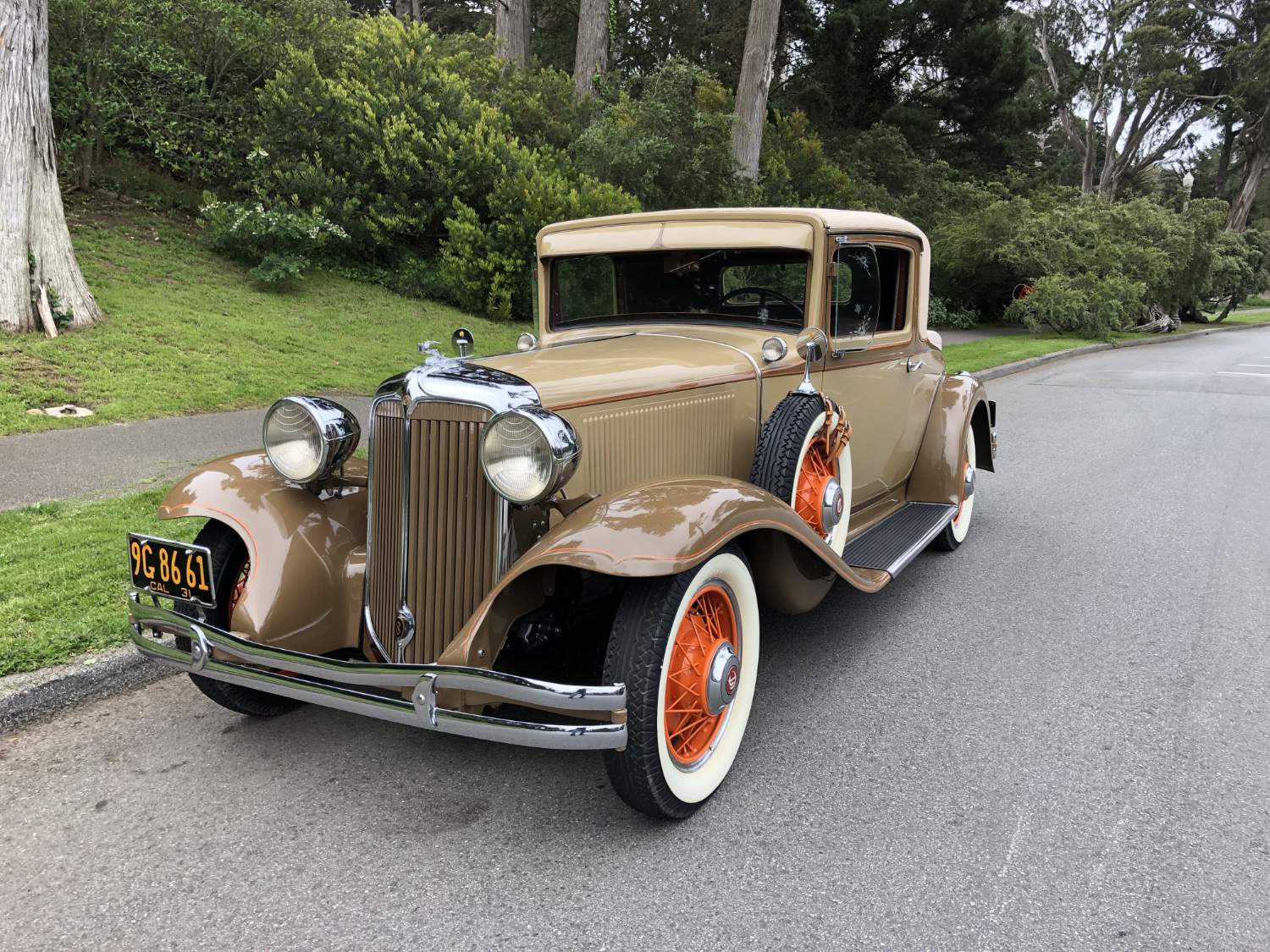 Solve 1931 Chrysler coupe jigsaw puzzle online with 80 pieces