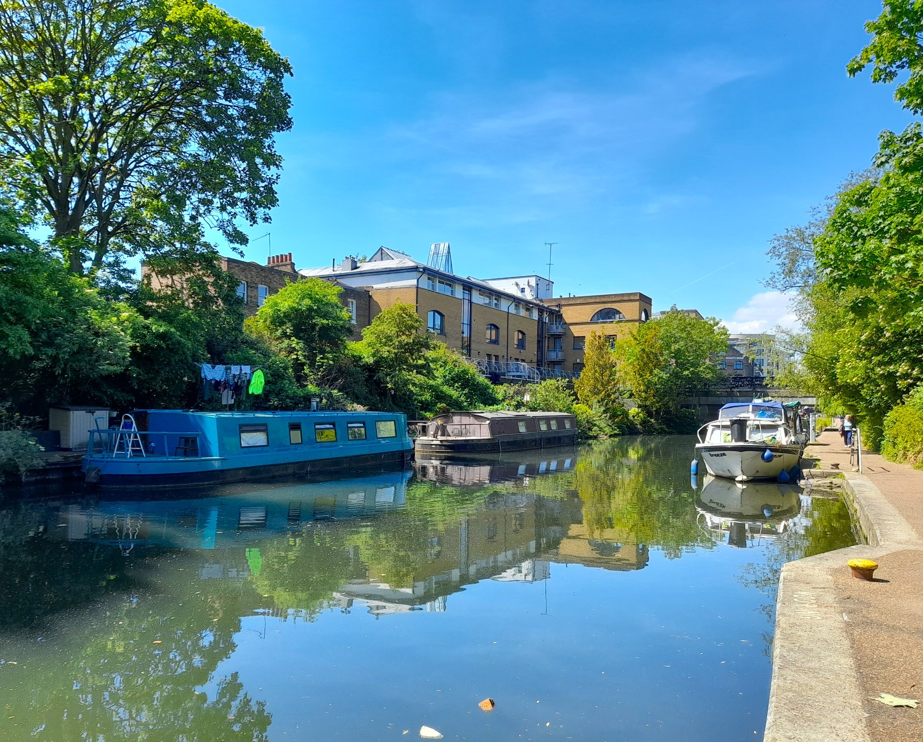 Solve Regents Canal, London jigsaw puzzle online with 154 pieces