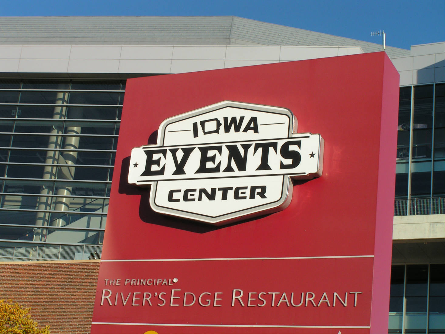 Solve Iowa Events Center, Des Moines, Iowa jigsaw puzzle online with ...