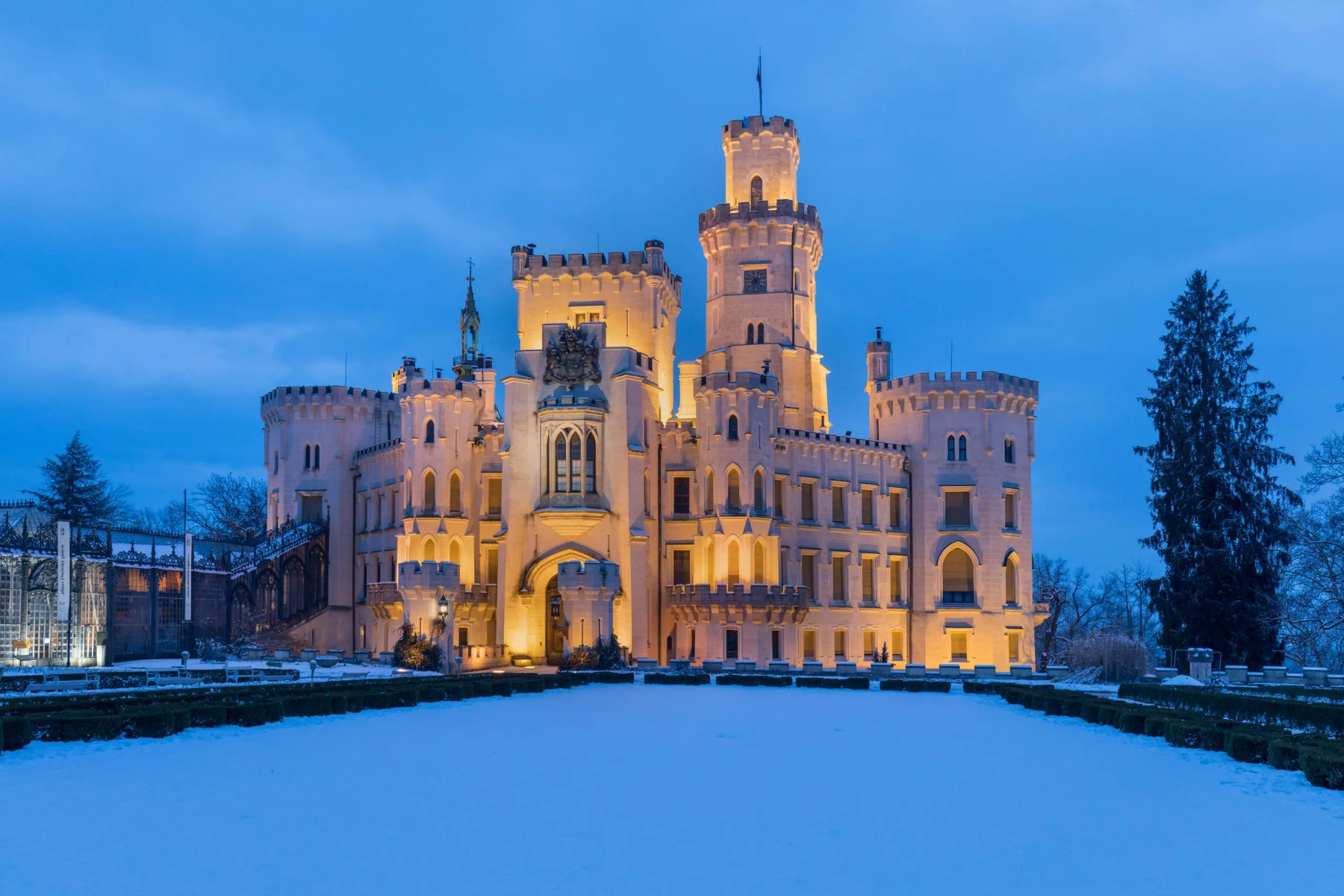 Solve Hluboká castle in winter jigsaw puzzle online with 54 pieces