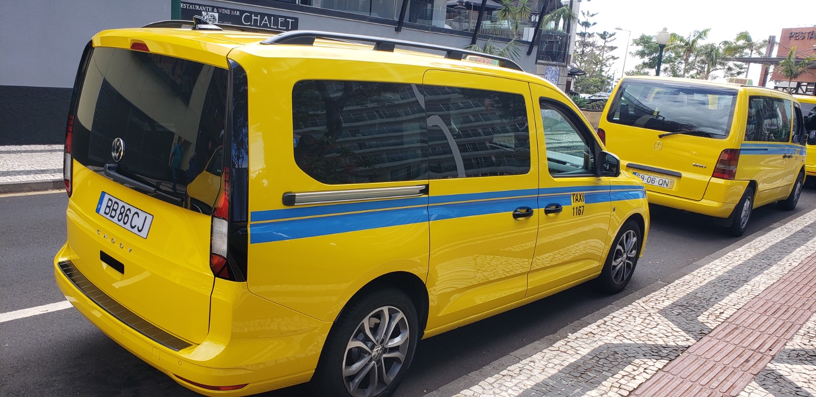 Solve Taxi jigsaw puzzle online with 32 pieces