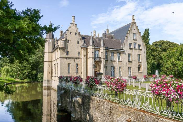 Solve Castle Cortewalle in Beveren jigsaw puzzle online with 70 pieces