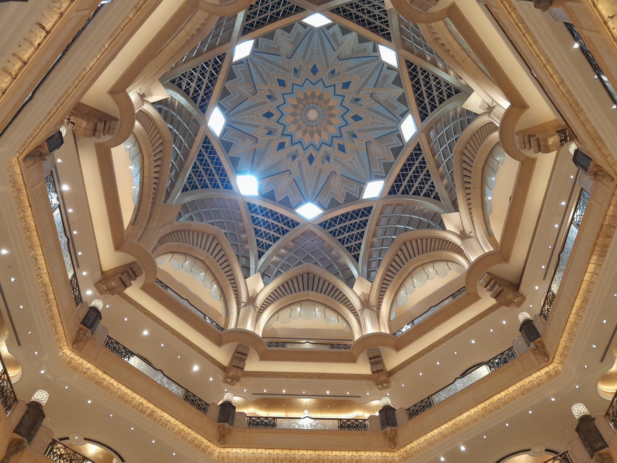 Solve Ceiling art in Emirates Palace Abu Dhabi jigsaw puzzle online ...