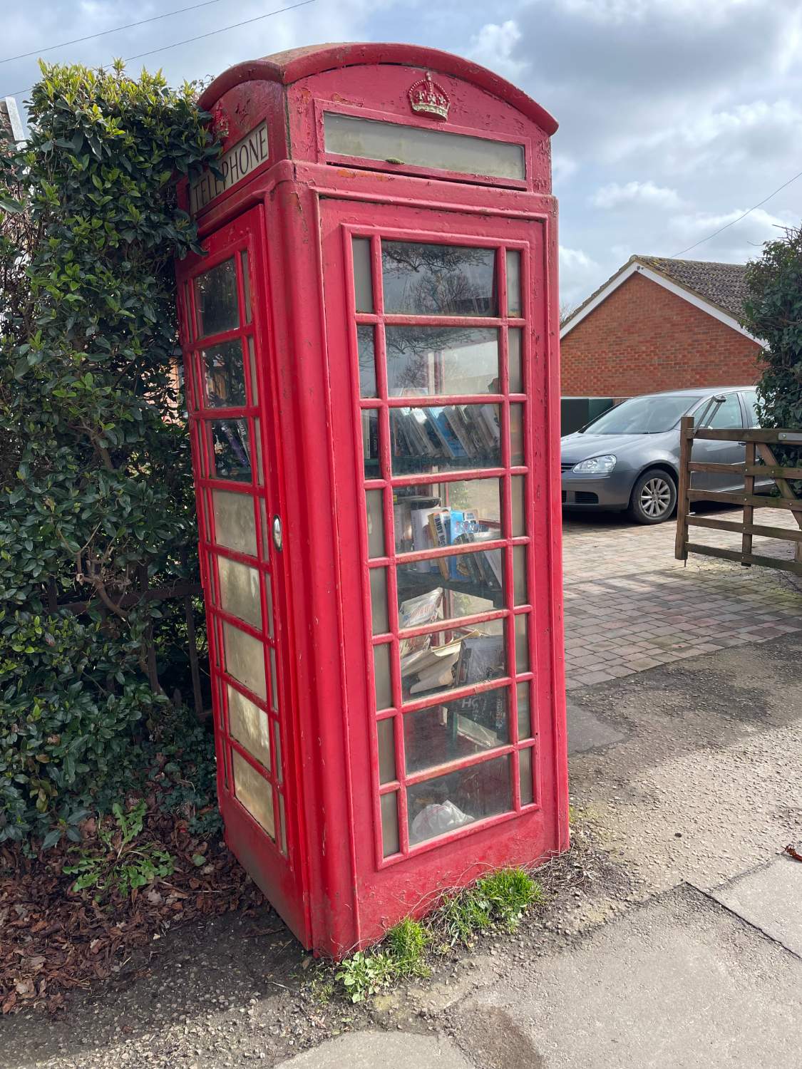 Solve Good use of an Old Phone Box (Medium) jigsaw puzzle online with ...