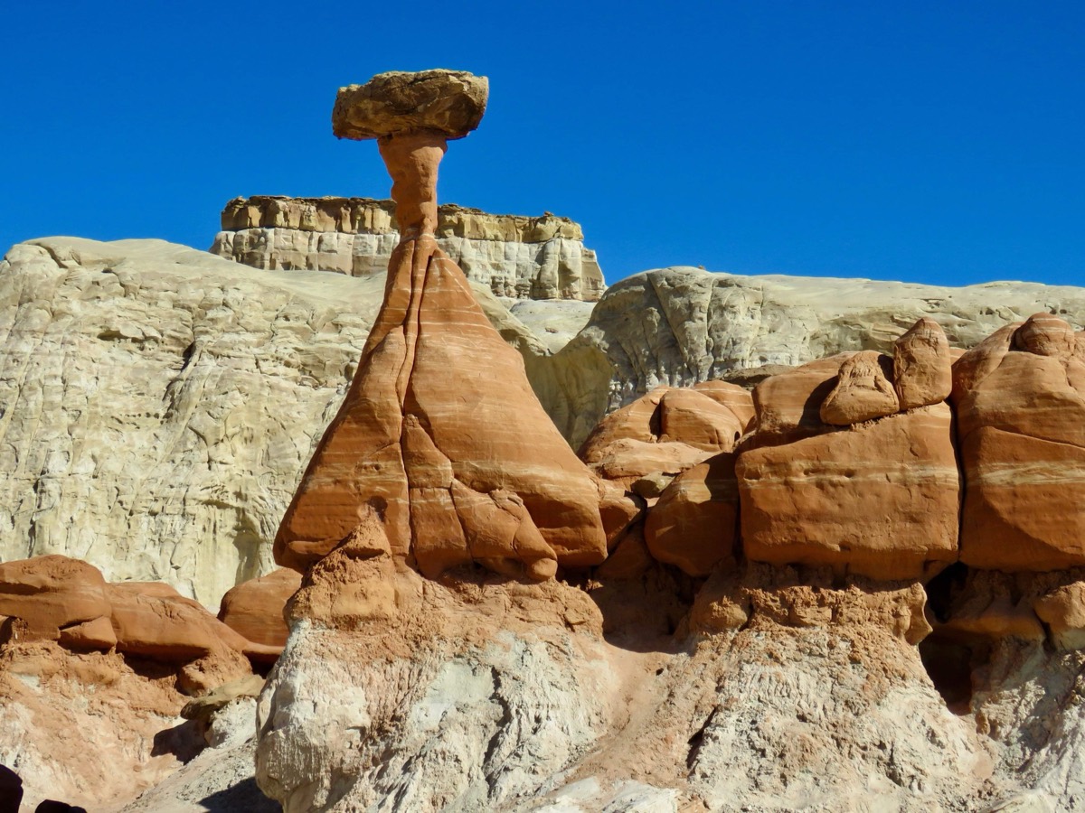 Solve Hoodoos of Toadstool Canyon, Utah jigsaw puzzle online with 88 pieces