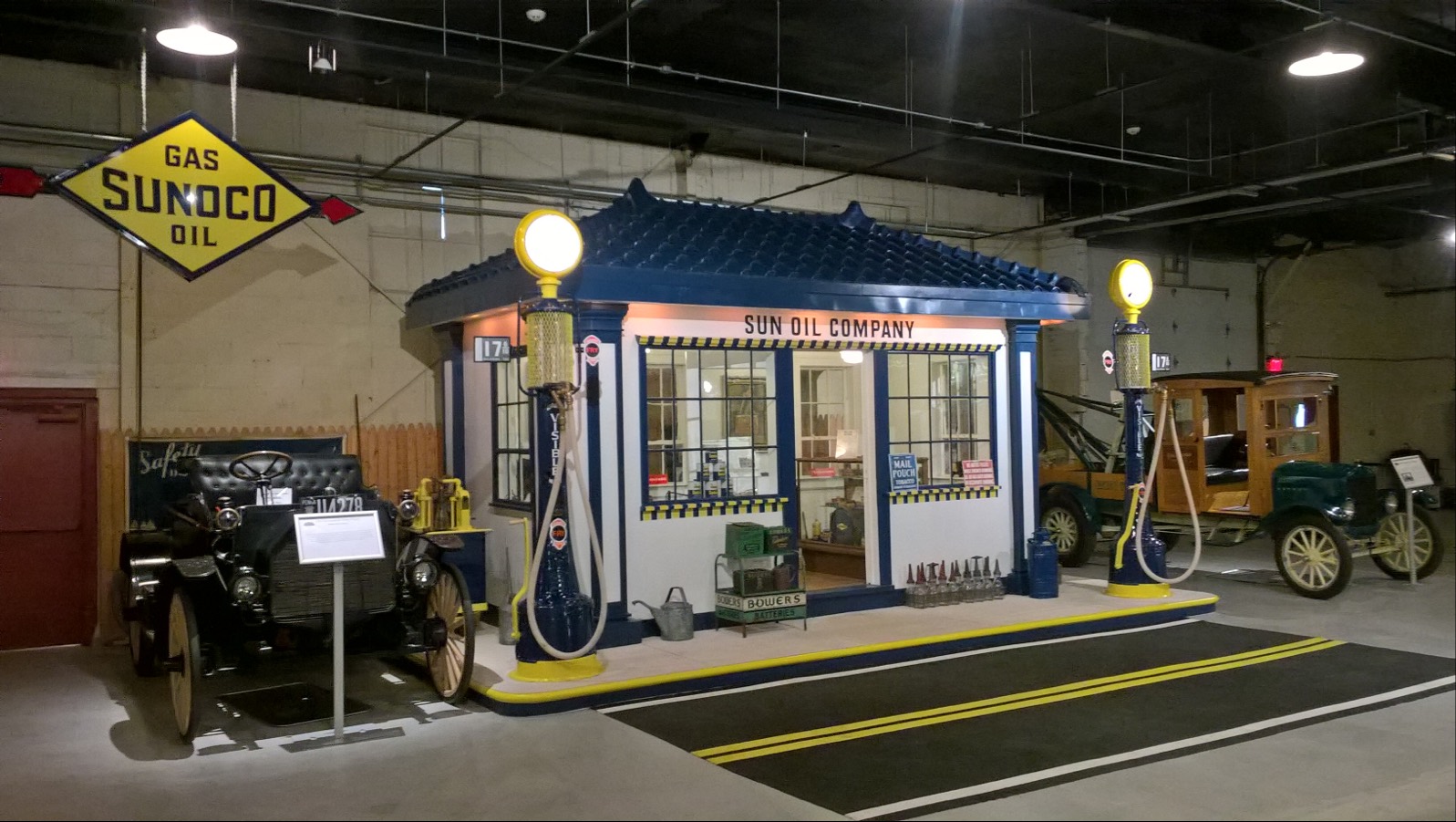 Solve Sunoco Gas Station jigsaw puzzle online with 144 pieces