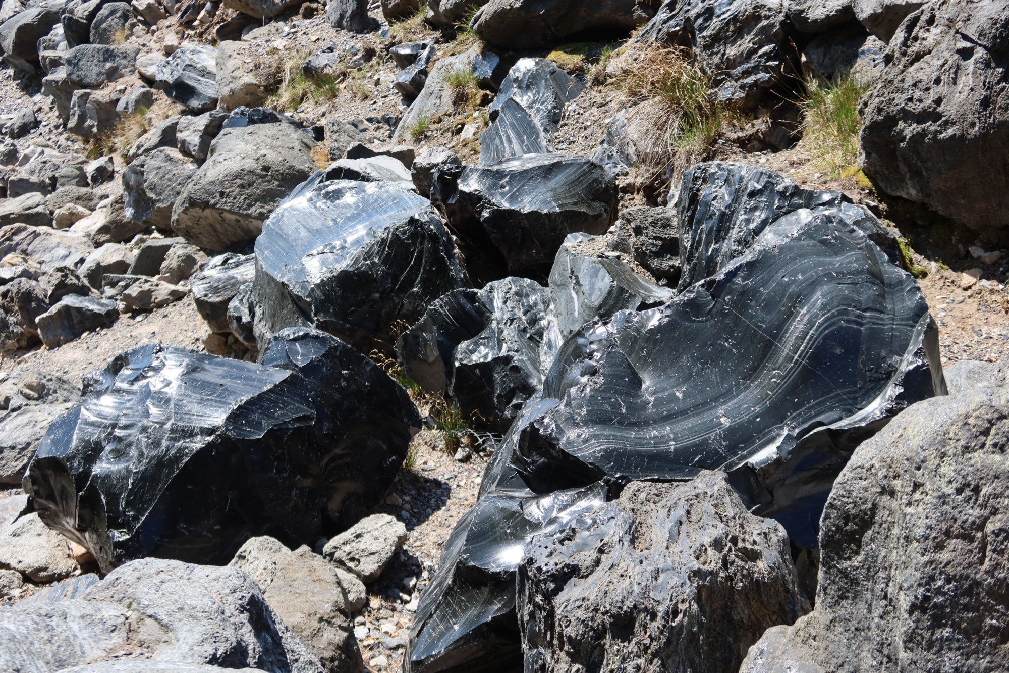 Solve Big Obsidian Flow jigsaw puzzle online with 77 pieces