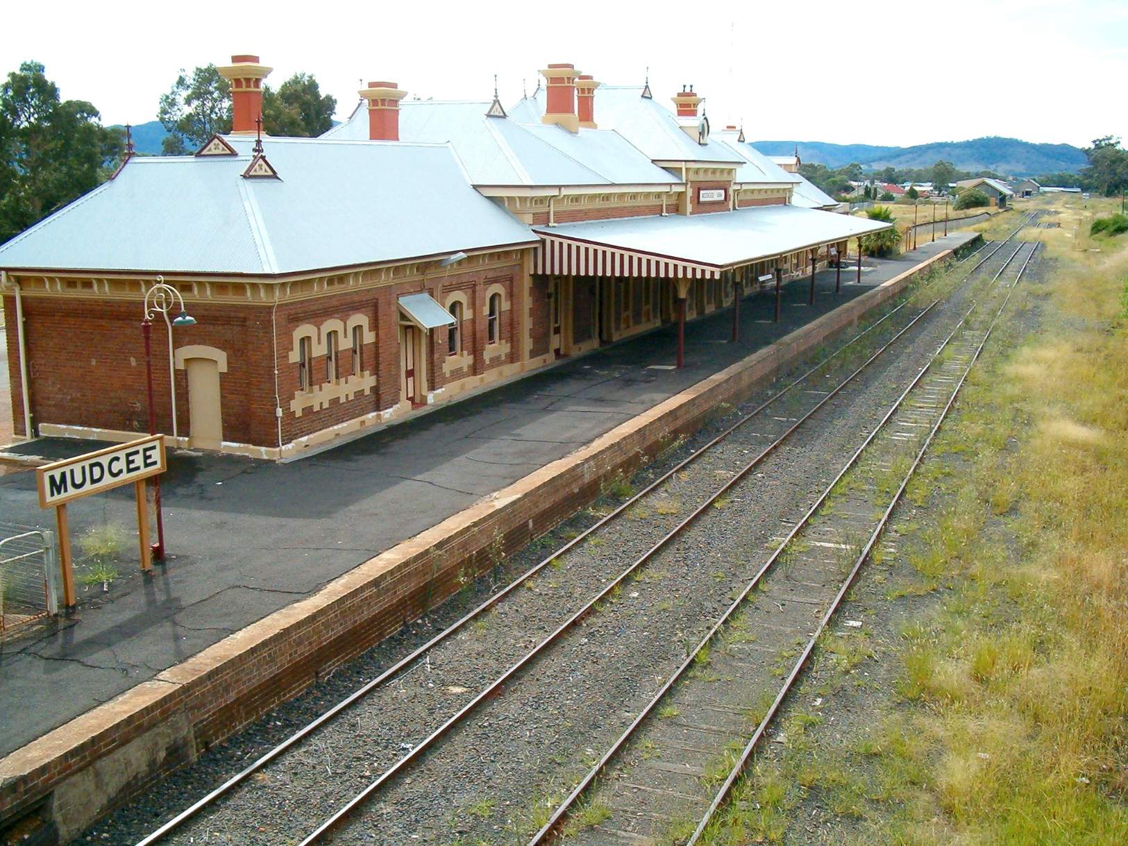 Solve Mudgee railway station jigsaw puzzle online with 130 pieces