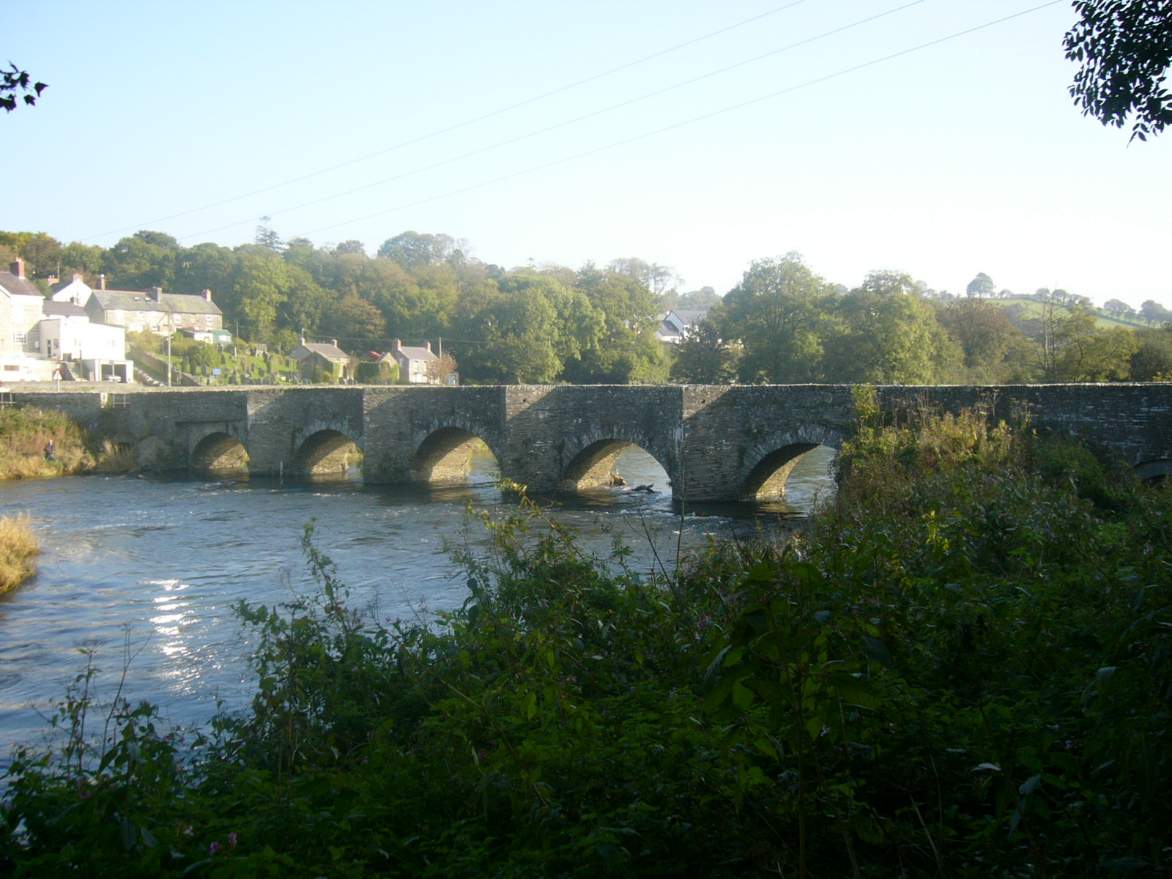 Solve Llangynidr Bridge, Wales jigsaw puzzle online with 20 pieces