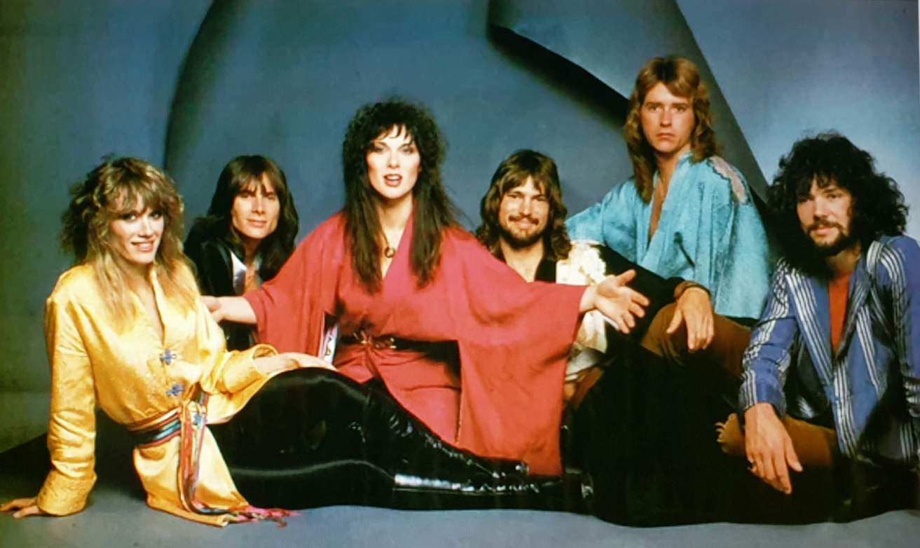 Solve HOW CAN I REFUSE 1983 jigsaw puzzle online with 24 pieces