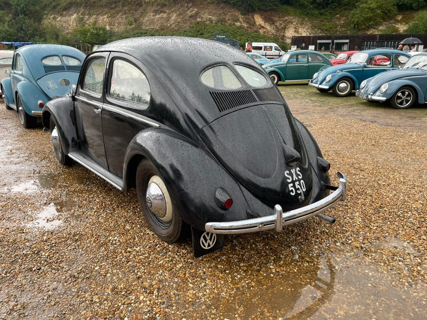 Solve VW - Beetle split window jigsaw puzzle online with 192 pieces